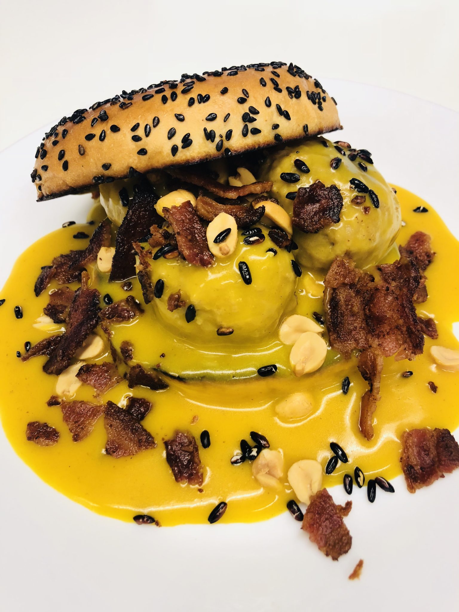 I uge 37 er ugens burger hos Søren E Café og Take Away boller i karry
