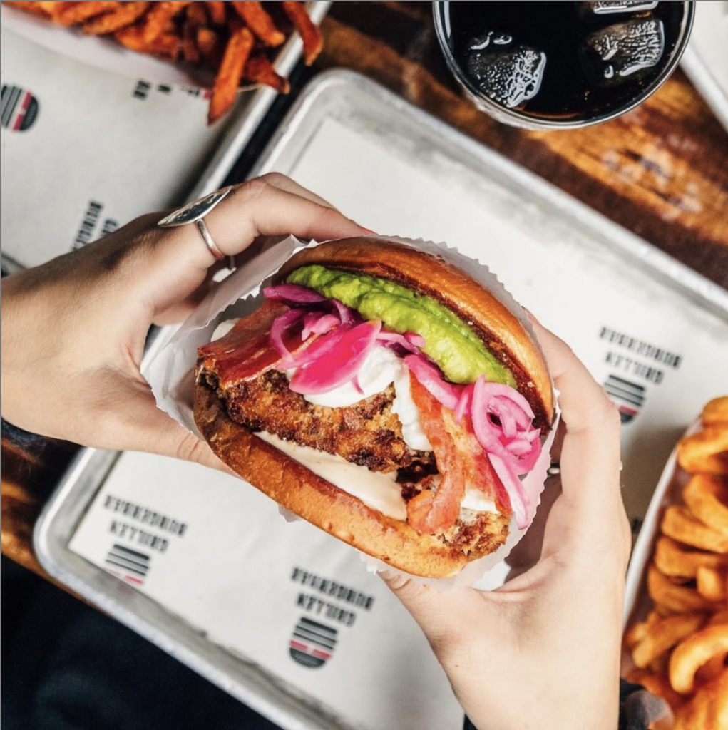 Friteret kylling og avo: Burgerbar i Aarhus byder på limited edition-burger